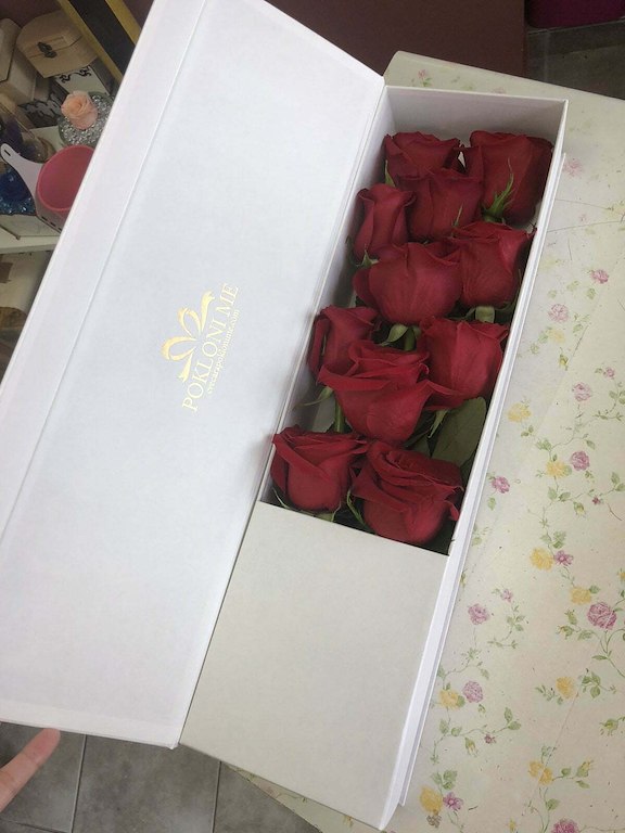 Ukrasna kutija “Pokloni me” na preklop sa 11 ekvador ruža + Poklon čestitka – Šifra 483