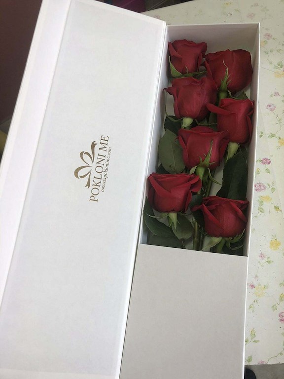 Ukrasna kutija “Pokloni me”na preklop sa 7 ekvador ruža + Poklon čestitka – Šifra 493