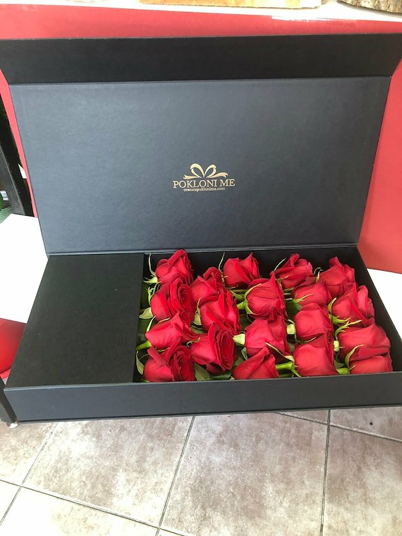 Ukrasna kutija “Pokloni me” na preklop sa 19 ekvador ruža + Poklon čestitka – Šifra 494