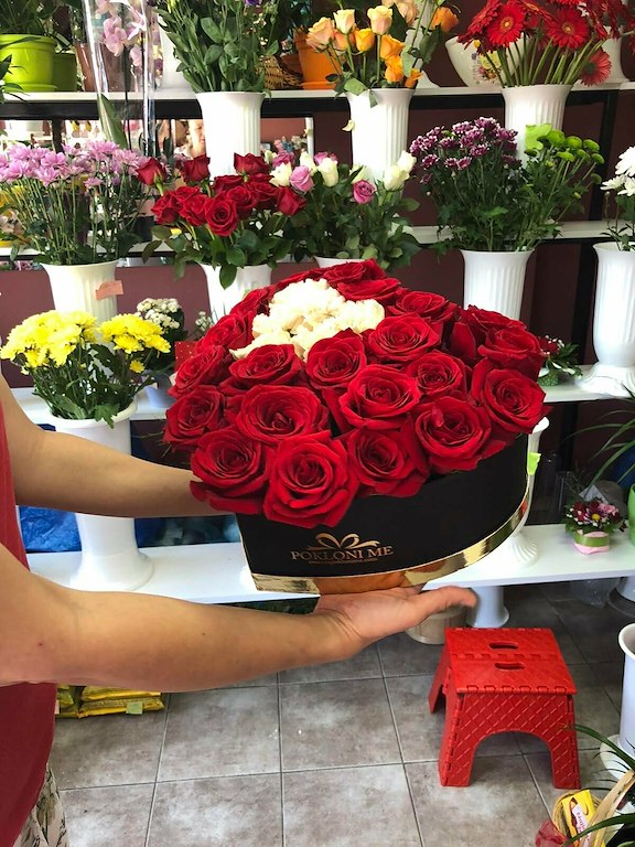 Ukrasna kutija “Pokloni me” u obliku srca sa 21 ekvador ružom & karanfilima + Poklon čestitka – Šifra 488