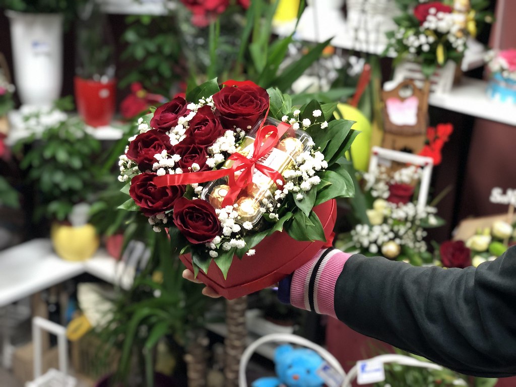 Ruže u kutiji u obliku srca sa Rocher ferrero kuglicama u dekoraciji zelenila + Poklon čestitka – Šifra 323