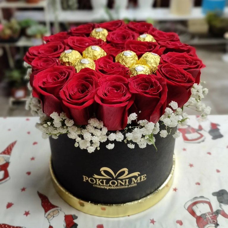 Box ekvador ruža sa ferrero kuglicama + Poklon čestitka – Šifra 491