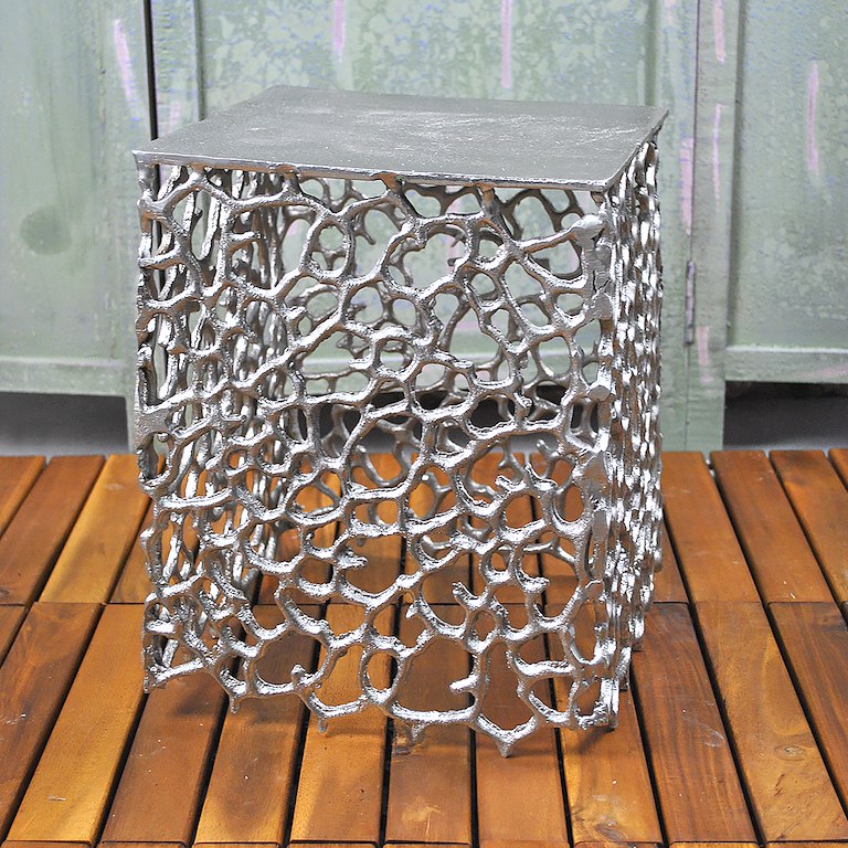 Metalni stočić