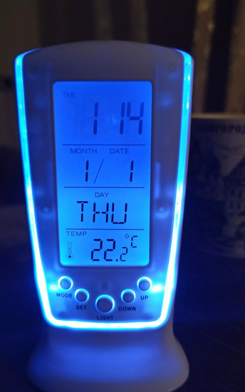 Digitalni sat,alarm,termometar plavo osvetljenje .