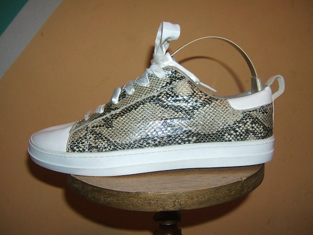 C&;;A patike snake print vel39