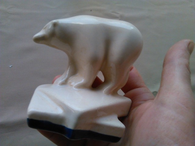 Vintage figurica beli medved na postolju