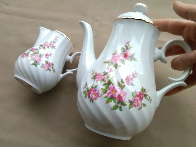 Vintage čajnik i posuda za mleko sa cvetnim dezenom