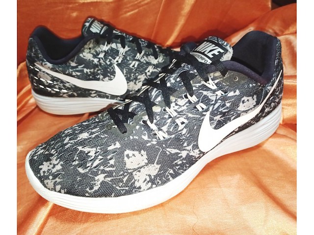 `NIKE` patike br. 45,5