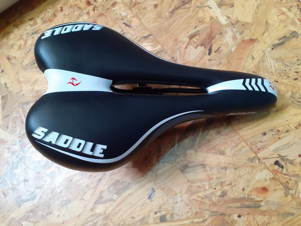 Sediste Saddle sa rupom crno belo