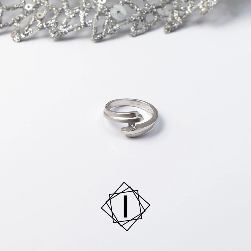 Nesvakidašnji verenički prsten od belog zlata
