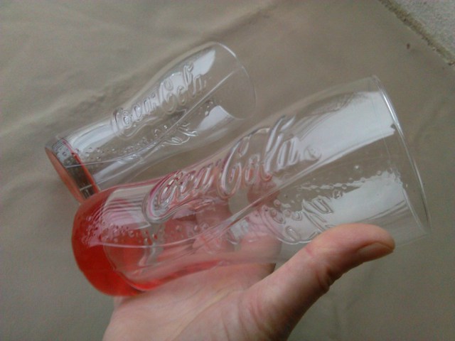 Coca Cola čaše sa crvenim dnom