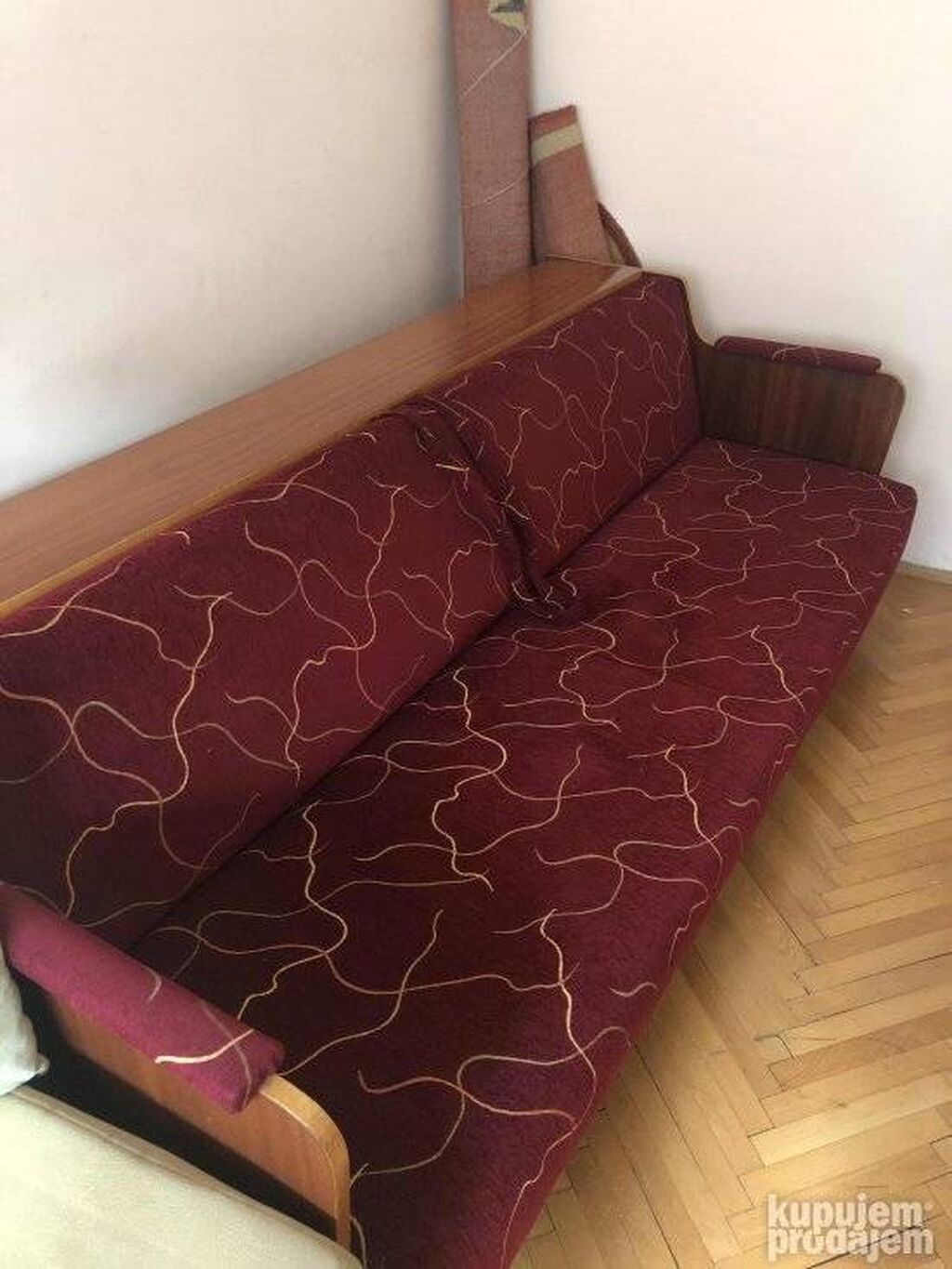 Drveni kauč iz 50-tih presvučen ultrapasom, nalazi se na Karaburmi