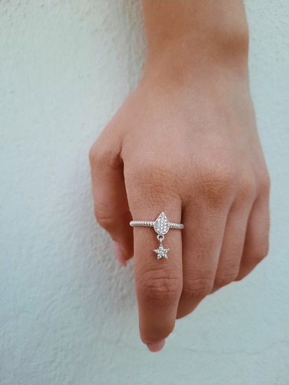 Srebrni prsten sa visećom zvezdicom