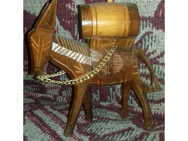 Drveni ukrasni magarac sa tovarom