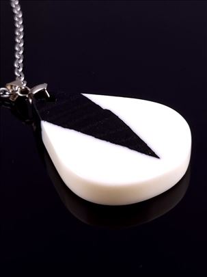 Crno beli svet ogrlica