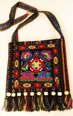 NOVA Etno torbica sa vezenim tribalima u boho stil
