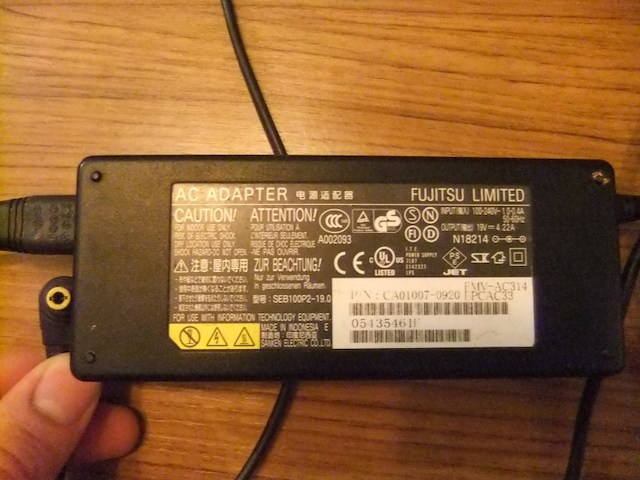 Fujitsu adapter za lap ORIGINAL 19V 4.22A + GARANCIJA!