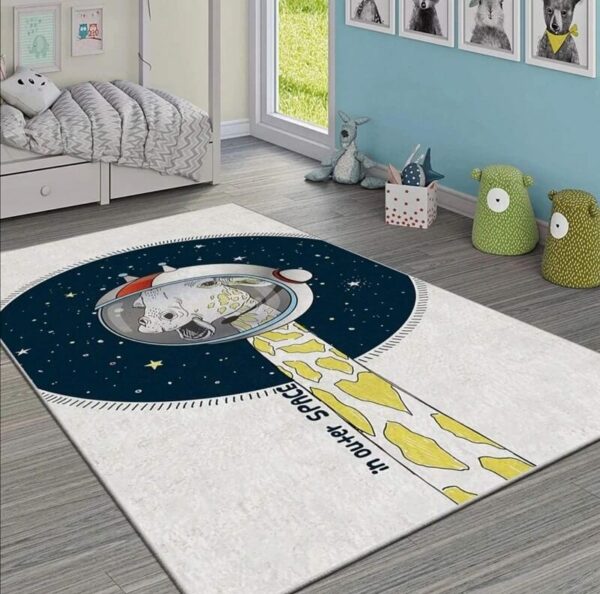 Tepih dečiji sa Kožnom podlogom 120x180cm – Žirafa kosmonaut u svemiru, TK-021