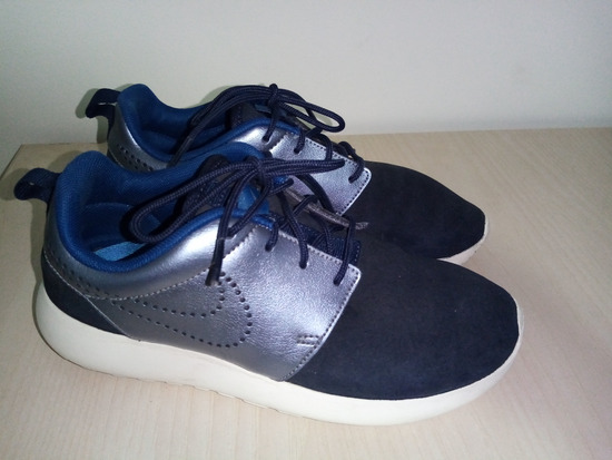 Nike patike Roshe One PRM Suede broj 37,5