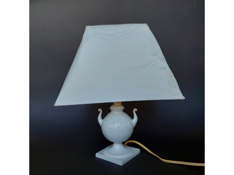 Bela Porcelanska Lampa