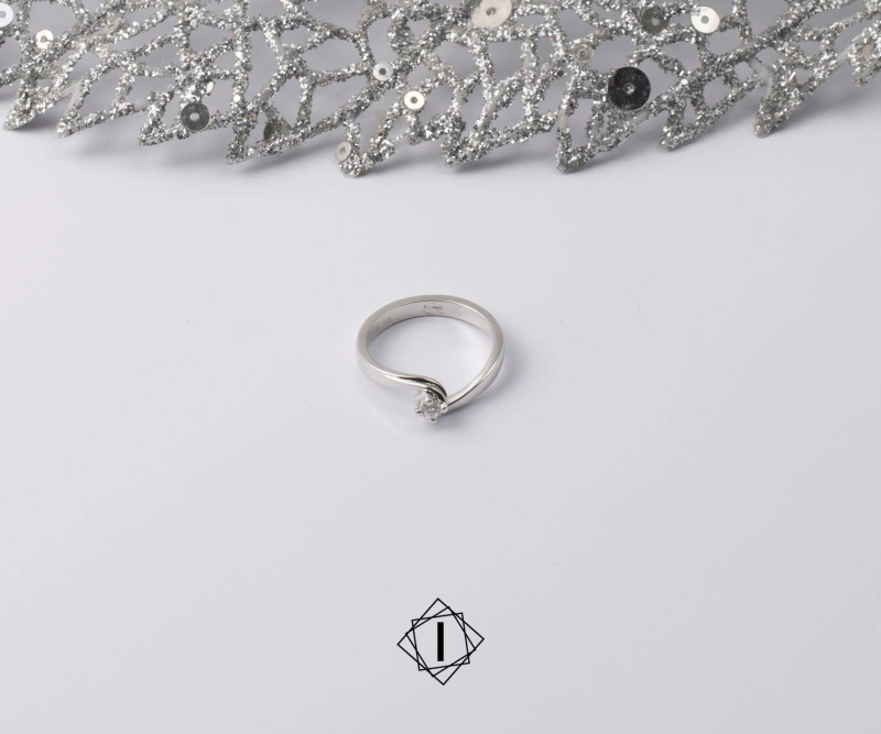 Neobični verenički prsten od belog zlata sa brilijantom