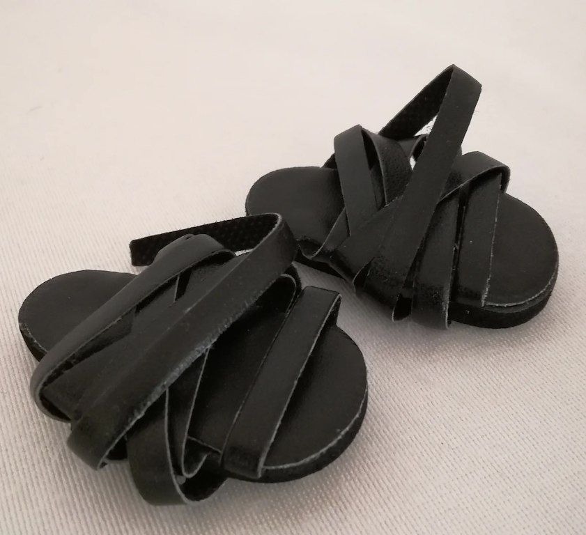 Crne sandale sa kaišićima za lutke od 32cm