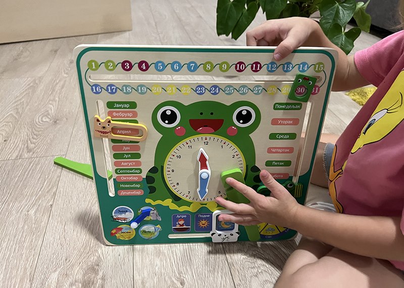 Edukativni žaba sat-kalendar za decu