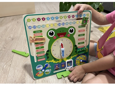 Edukativni žaba sat-kalendar za decu