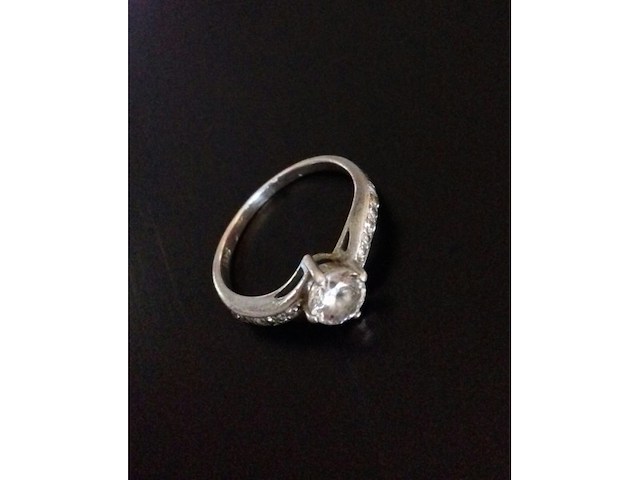 Srebrni prsten sa cirkonima i kristalom