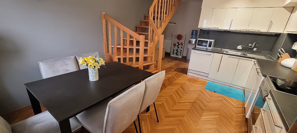 ODLIČNA LOKACIJA Četvorosoban stan 93 m2 duplex