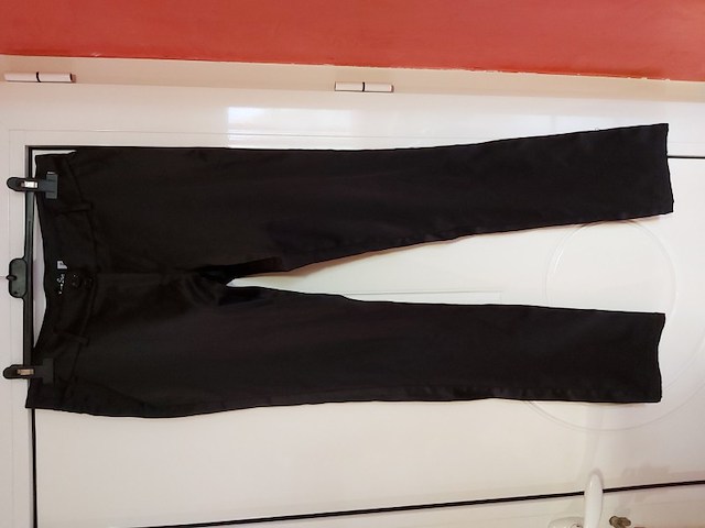 Elegantne crne pantalone