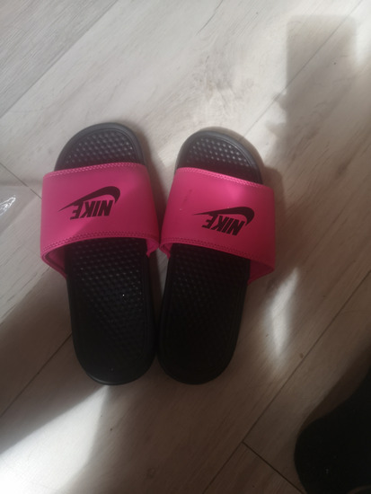 NOVE NIKE PAPUCE