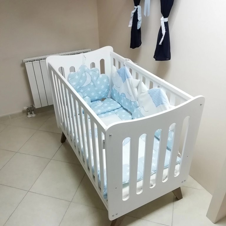 Dečiji krevetac Retro - drveni krevetac za bebe u beloj boji