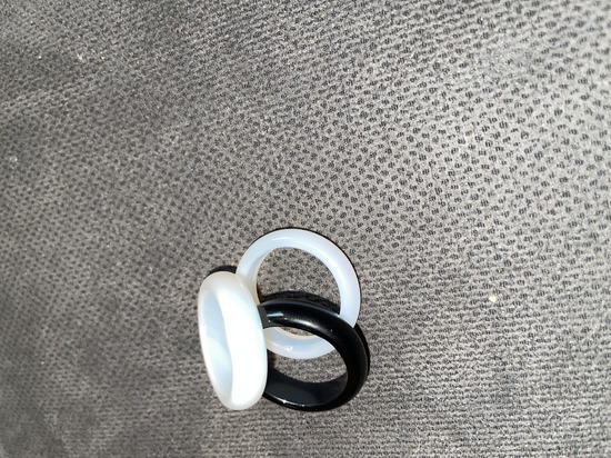 Prsten beli crni kristal