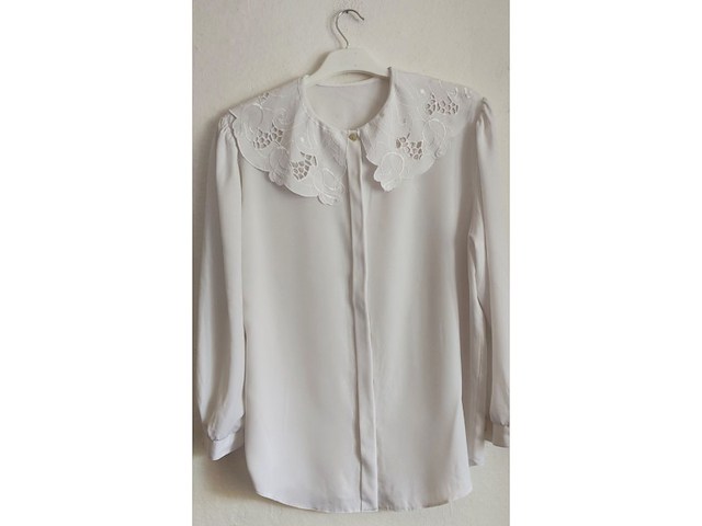 Vintage bluza sa belim vezom vel.M/L Ima sakriveno kopc