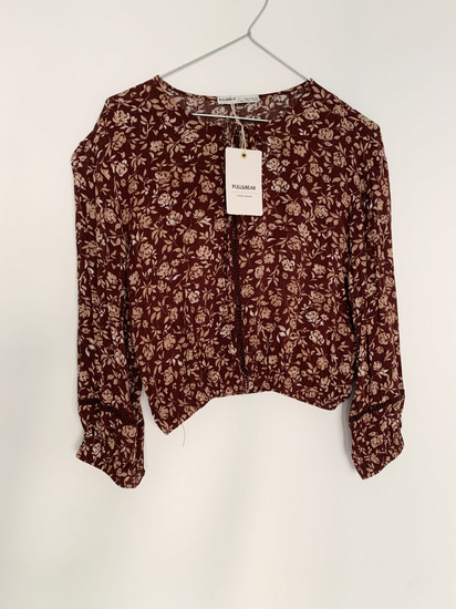 Pull and bear - leprsava bluza sa etiketom