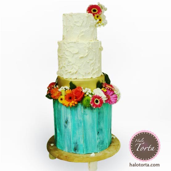 Svadbena torta sa tarabom i cvećem