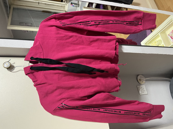 Crop top dukserica (Bershka)