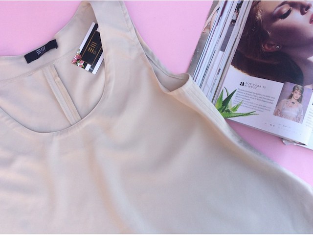 ES moda bluza u boji sampanjca Nova sa etiketom Bez ruk