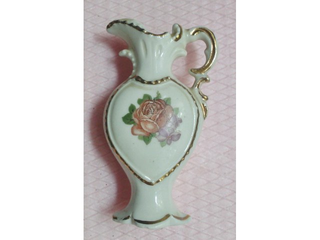 Mala porcelanska vaza iz 70-ih sa pozlatom-oblik bokala