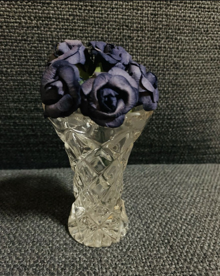 Mala staklena rezbarena vaza
