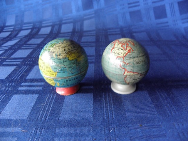 Stari zarezači u obliku globusa 2 kom