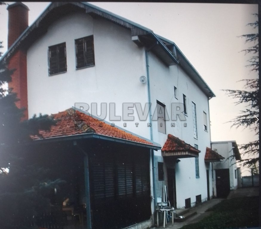 Dvospratna kuća kvalitetne gradnje, 300 m2, 1027 m2 placa,