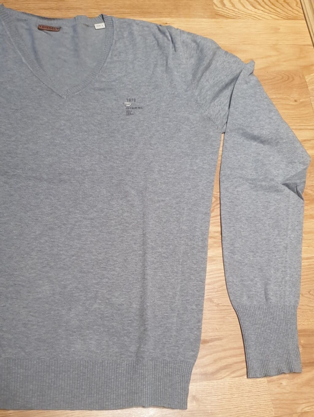 DIESEL original sivi džemper V izrez muški, lagan, tanji, idealan i na