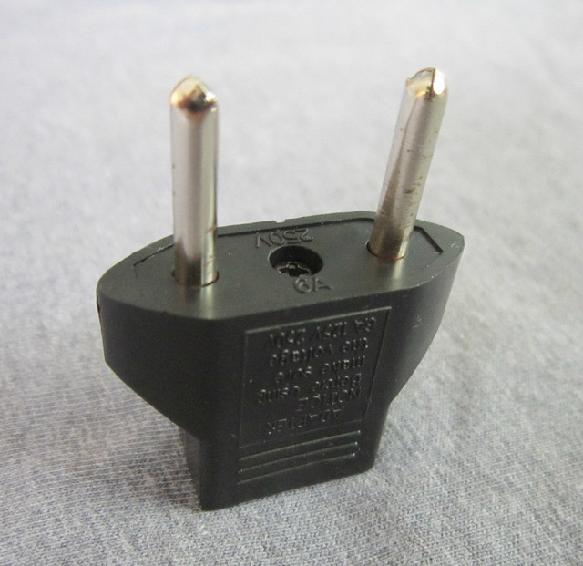 US to European Power Adapter (za US na EU utičnicu)