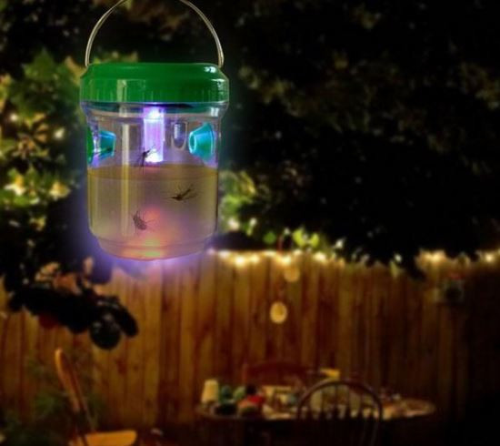 Zamka za leteće insekte sa solarnom LED svetlošću