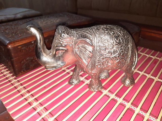 Ukrasna figura slona, rezbarena od alpake. Prelep rad i