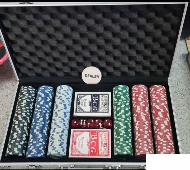 Čipovi za poker 300 kom – sa dva špila karata i koferom – Čipovi za poker 300 kom – sa dva špila karata i koferom