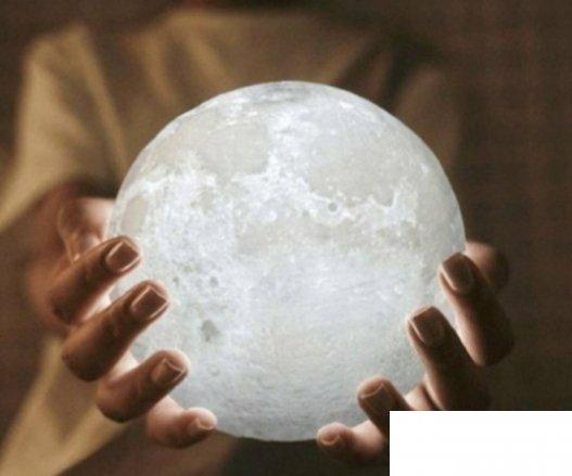 Mesec lampa na punjenje – moon light 15cm – drveno postolje – Mesec lampa na punjenje – moon light 15cm – drveno postolje