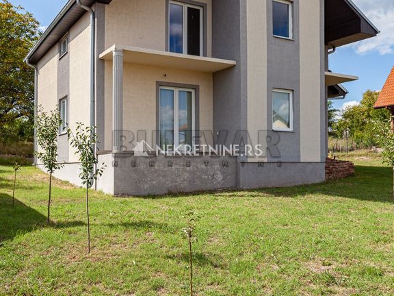 Lepa, nova kuća u Donjem Komrenu, 160m2, 7,15 ari placa